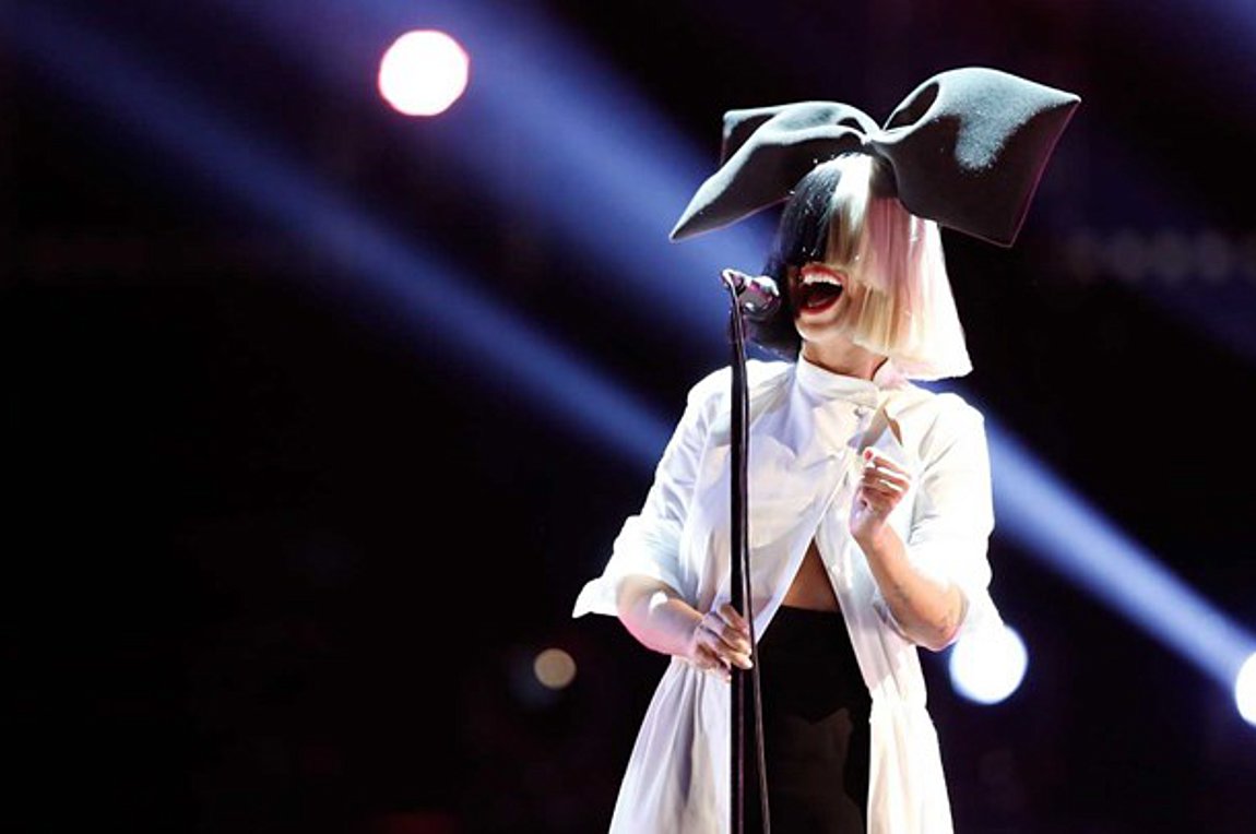 Η αποκάλυψη της τραγουδίστριας Sia: Πάσχει από νευρολογική ασθένεια ...