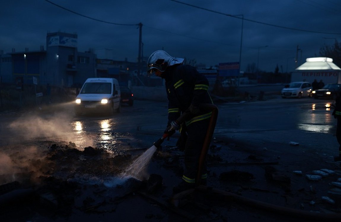 Σοβαρά επεισόδια στη Θεσσαλονίκη: Αναφορές για πυροβολισμό κατά των ΜΑΤ ...
