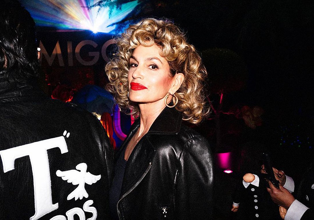 Cindy Crawford: Ντύθηκε Olivia Newton-John στο Grease για το Halloween ...