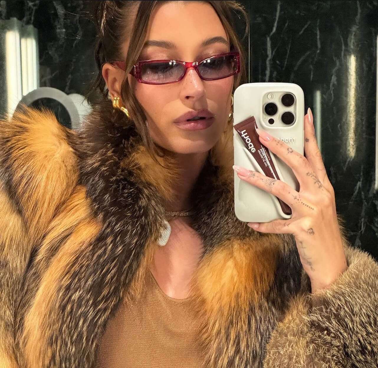 Η Hailey Bieber ενέδωσε στην τάση argyle και φόρεσε το πιο άσχημο πλεκτό